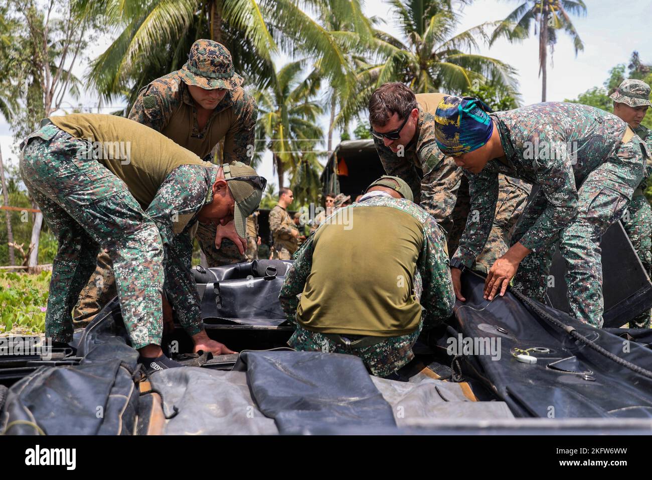 U.S. Marines with 1st Reconnaissance Battalion, 11th Marine Expeditionary Unit, and Philippine ...