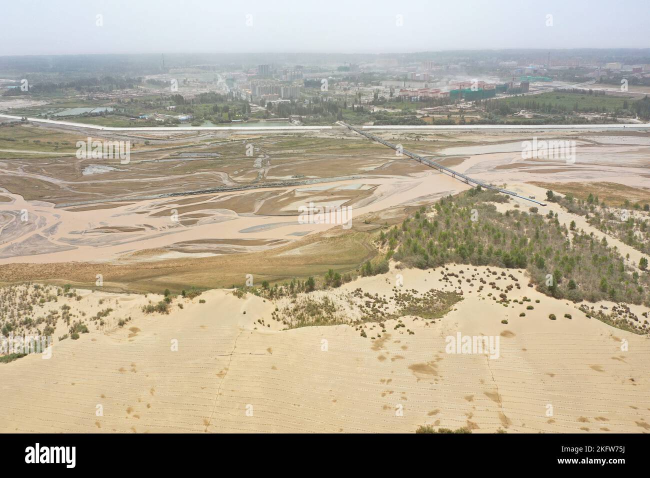 (221120) -- URUMQI, Nov. 20, 2022 (Xinhua) -- This aerial photo taken ...