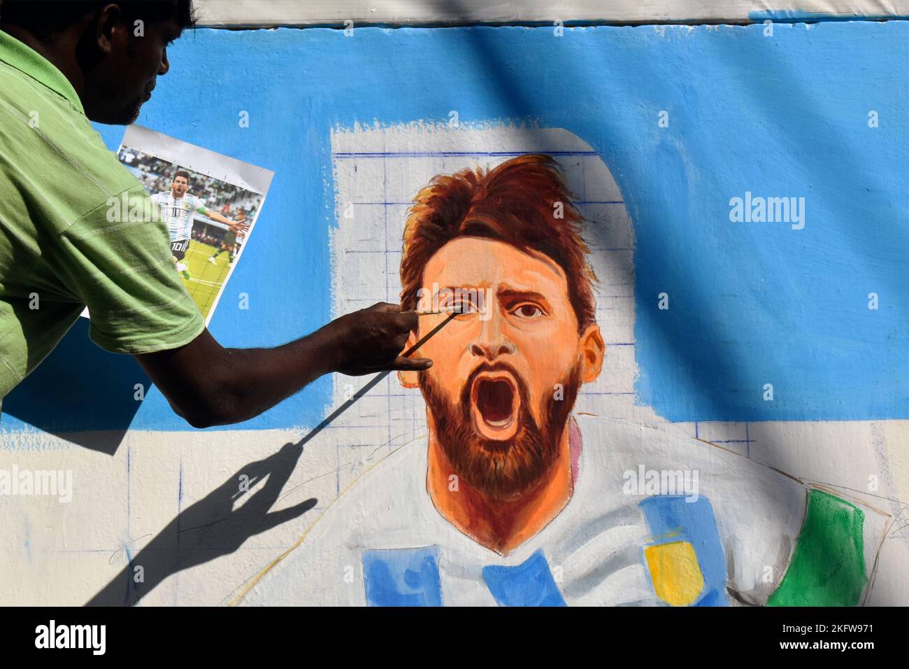 Kolkata, West Bengal, India. 20th Nov, 2022. A painter draws an image ...