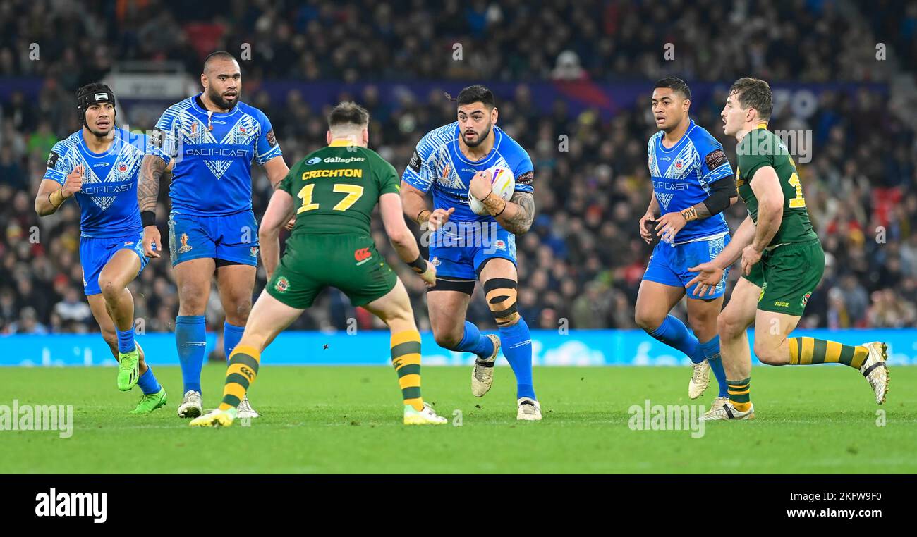 Manchester ENGLAND - NOVEMBER 19. Royce Hunt of Samoa takes on Angus ...