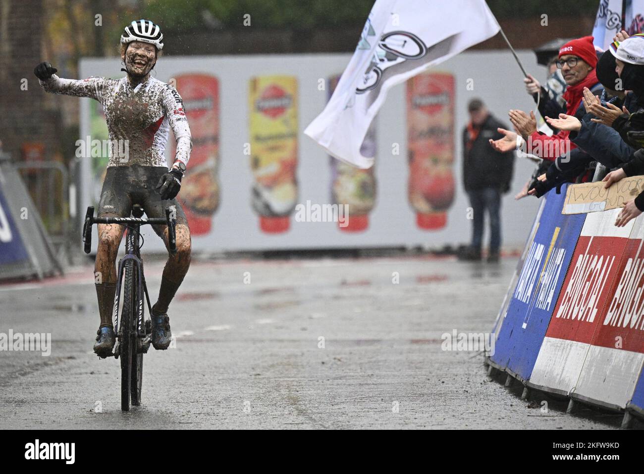 Dutch Puck Pieterse celebrates as she crosses the finish line to win ...