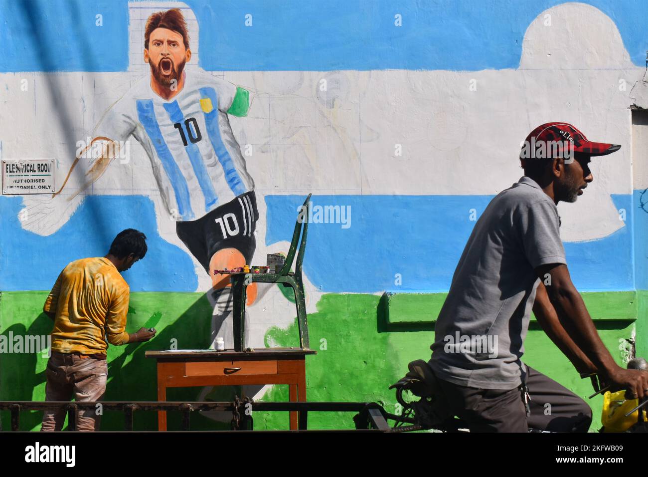 Kolkata, West Bengal, India. 20th Nov, 2022. A painter draws an image ...