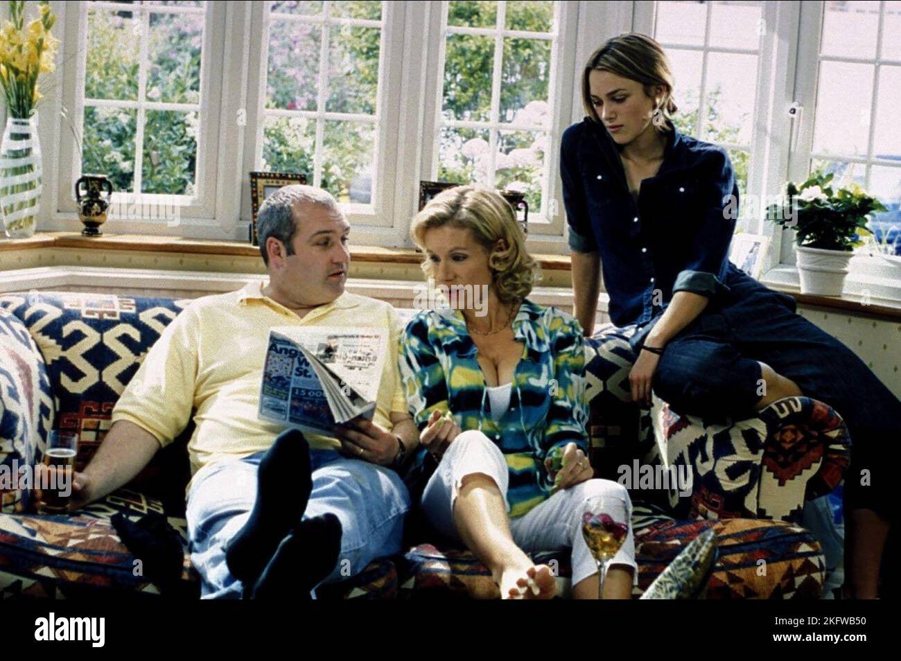 FRANK HARPER, JULIET STEVENSON, KEIRA KNIGHTLEY, BEND IT LIKE BECKHAM, 2002 Stock Photo - Alamy