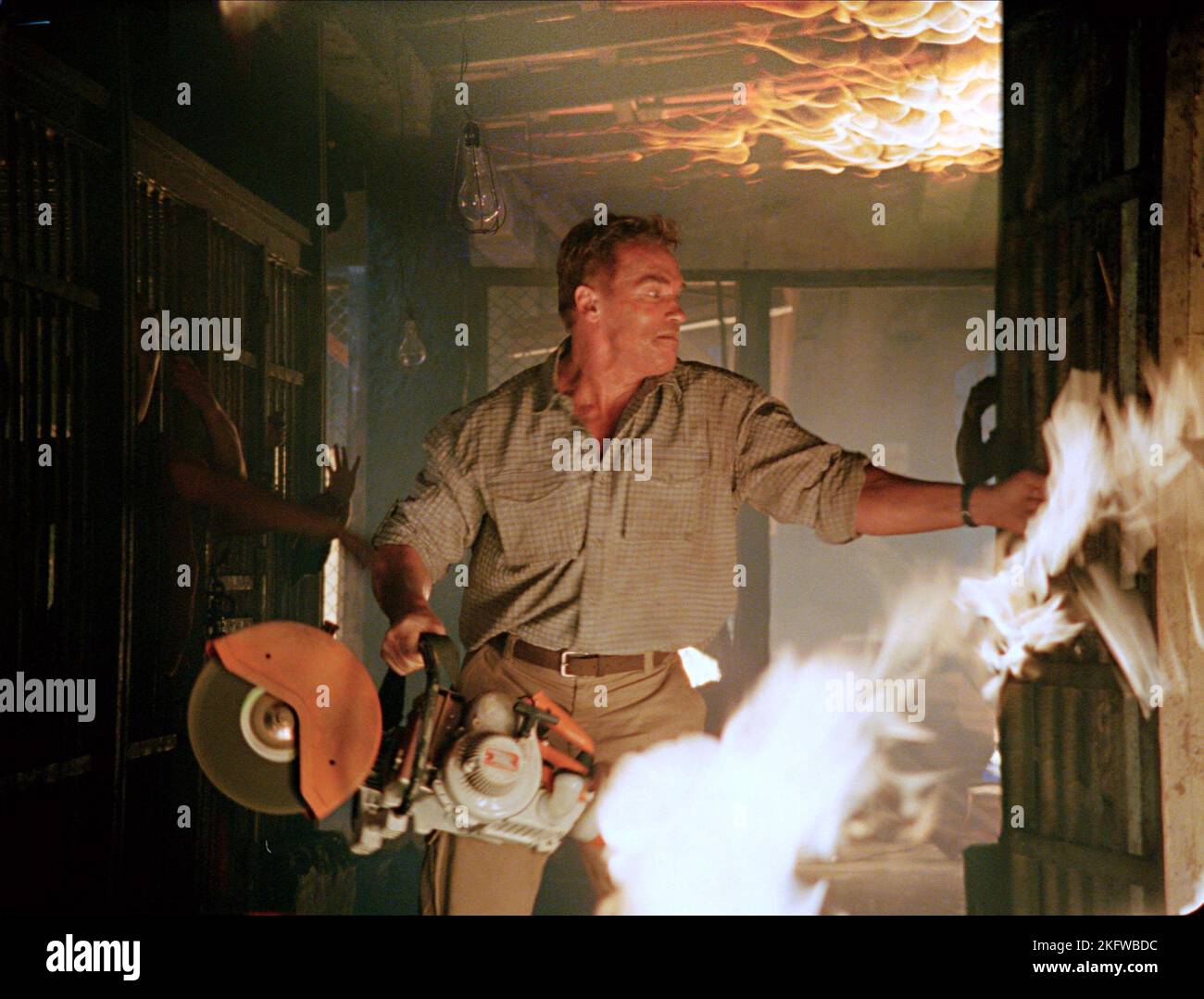 ARNOLD SCHWARZENEGGER, COLLATERAL DAMAGE, 2002 Stock Photo - Alamy
