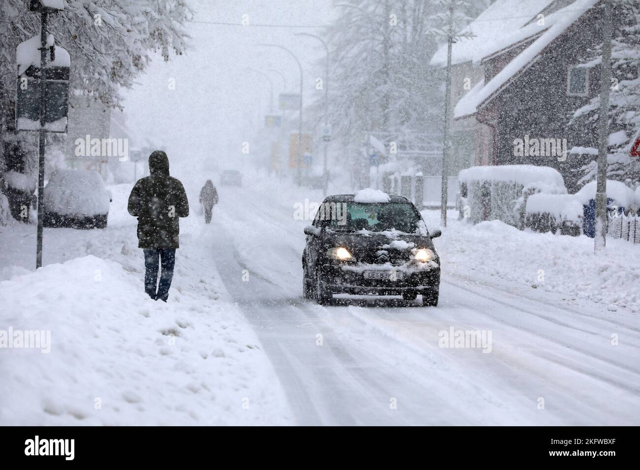 Due to the heavy snow, many citizens came out of their homes to start ...