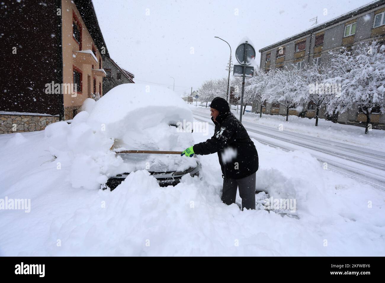 Due to the heavy snow, many citizens came out of their homes to start ...