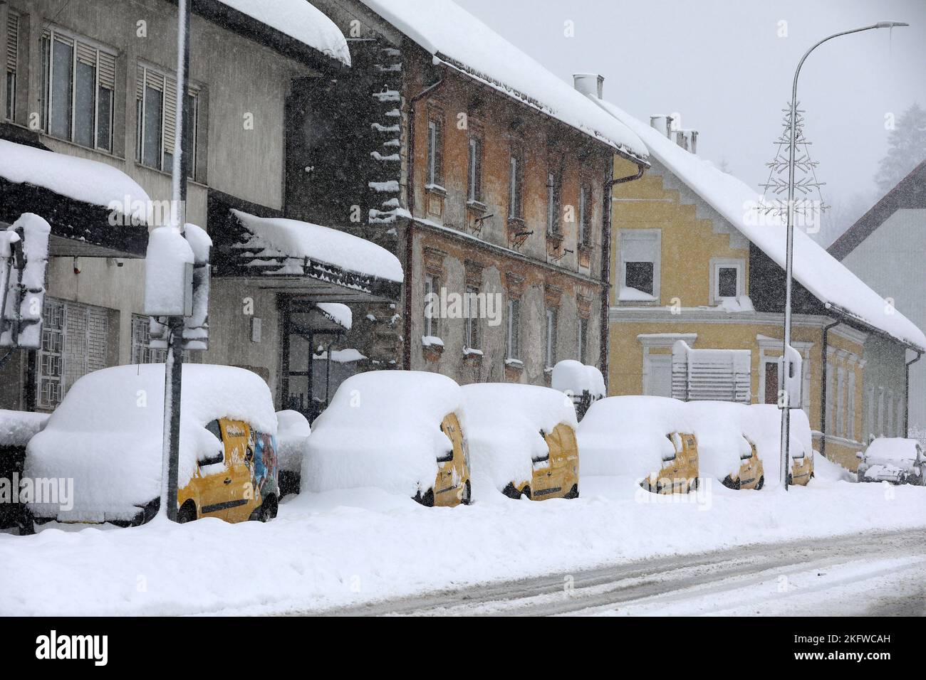 20.11.2022., Delnice - Obilni snijeg pada u Gorskokm kotaru i otezavaj ...