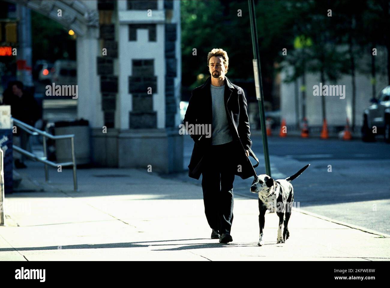 EDWARD NORTON WITH DOG, 25TH HOUR, 2002 Stock Photo - Alamy