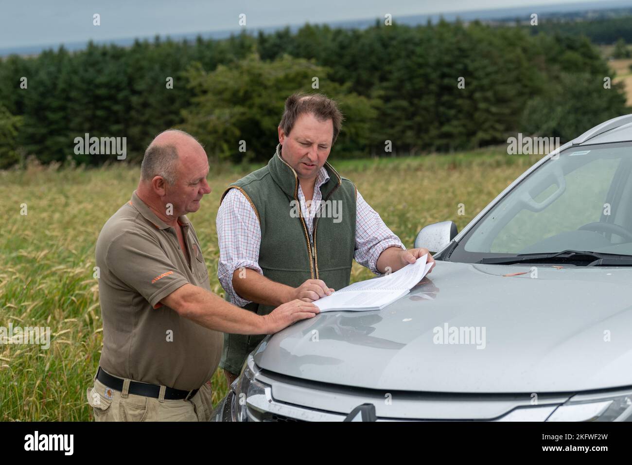 Farmers talking field crop uk hi-res stock photography and images - Alamy