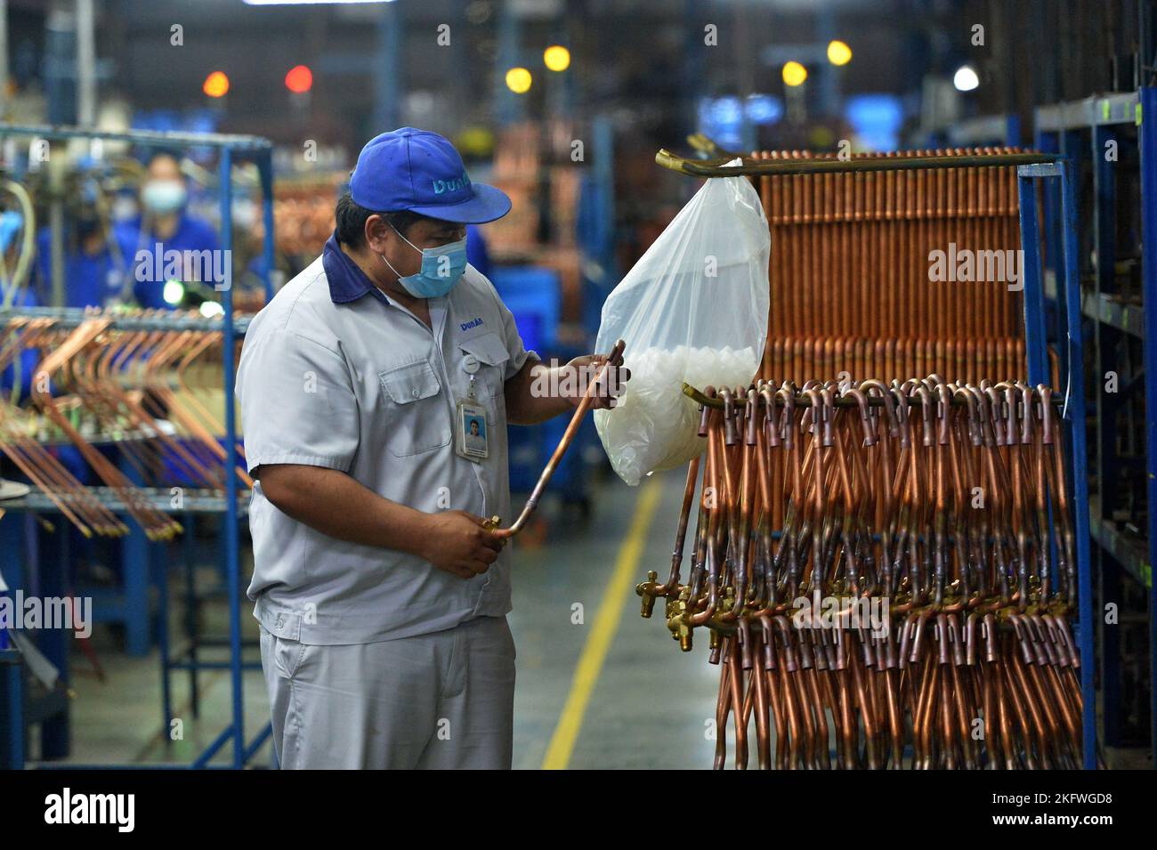 (221120) -- RAYONG, Nov. 20, 2022 (Xinhua) -- Natawut Lorboon works at ...