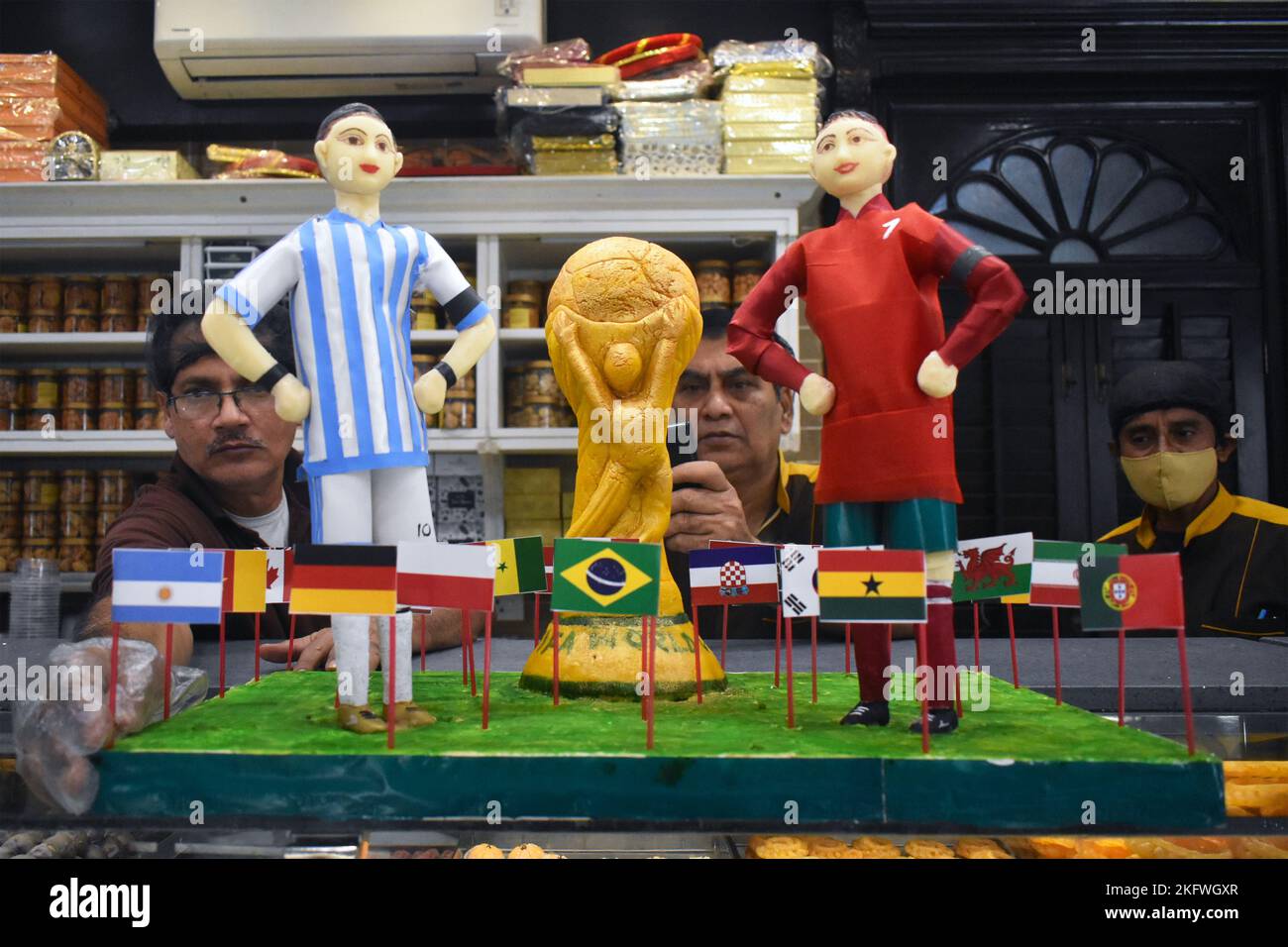 Kolkata, West Bengal, India. 20th Nov, 2022. A worker makes a replica ...