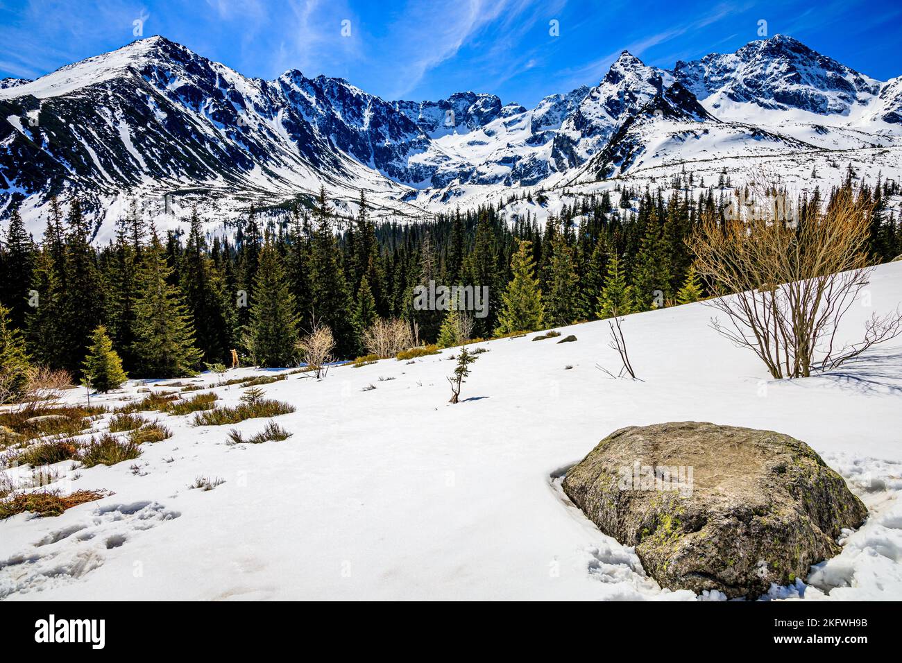 Snow topped rocks hi-res stock photography and images - Alamy