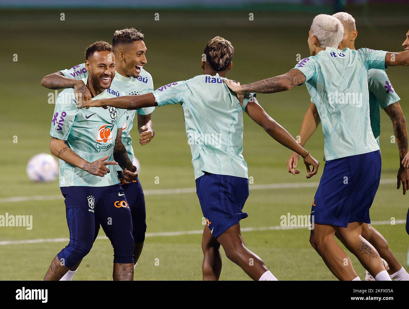 Doha, Catar. 20th Nov, 2022. Striker Neymar Jr celebrates with players ...