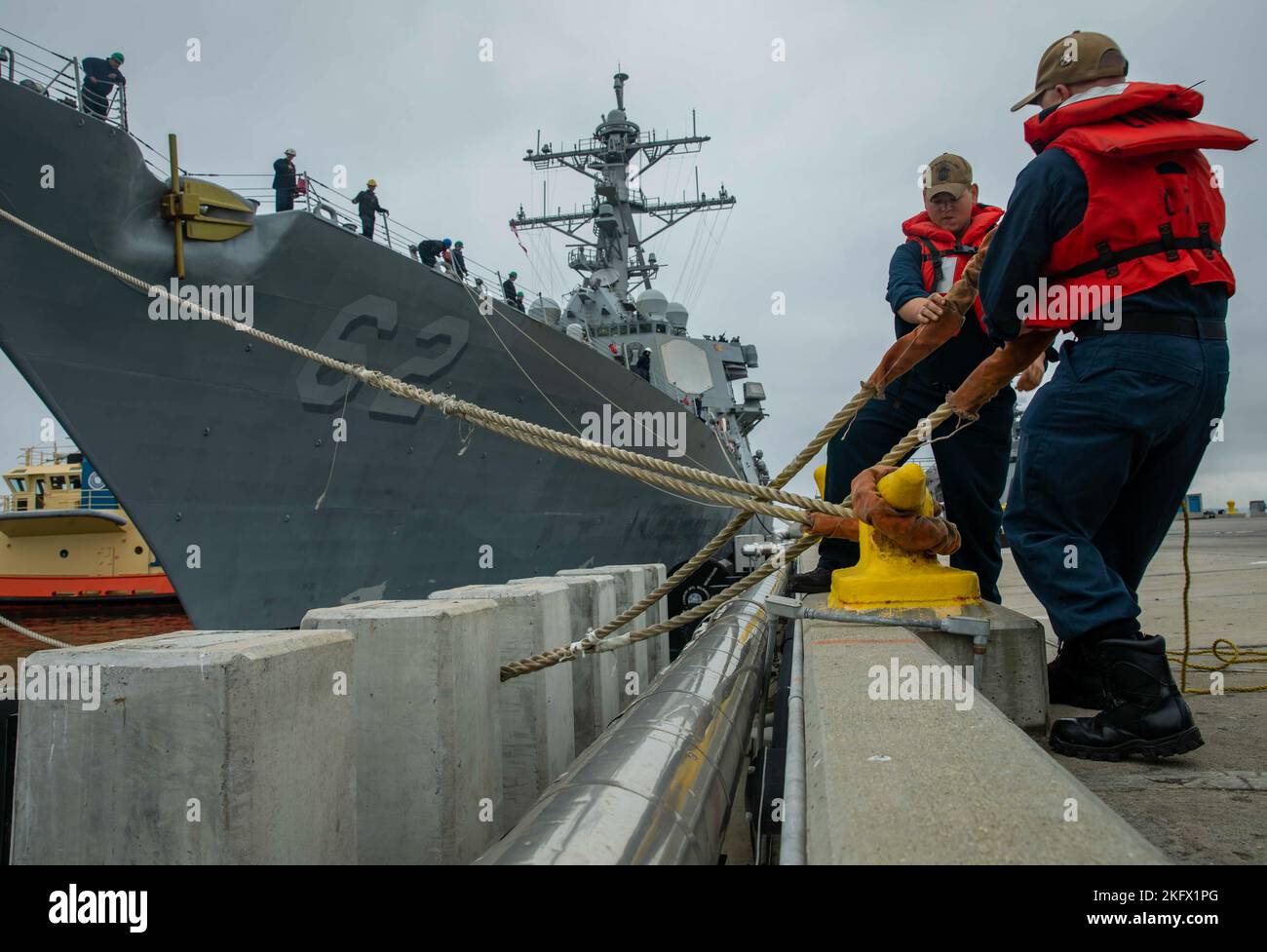Mooring line attached hi-res stock photography and images - Alamy