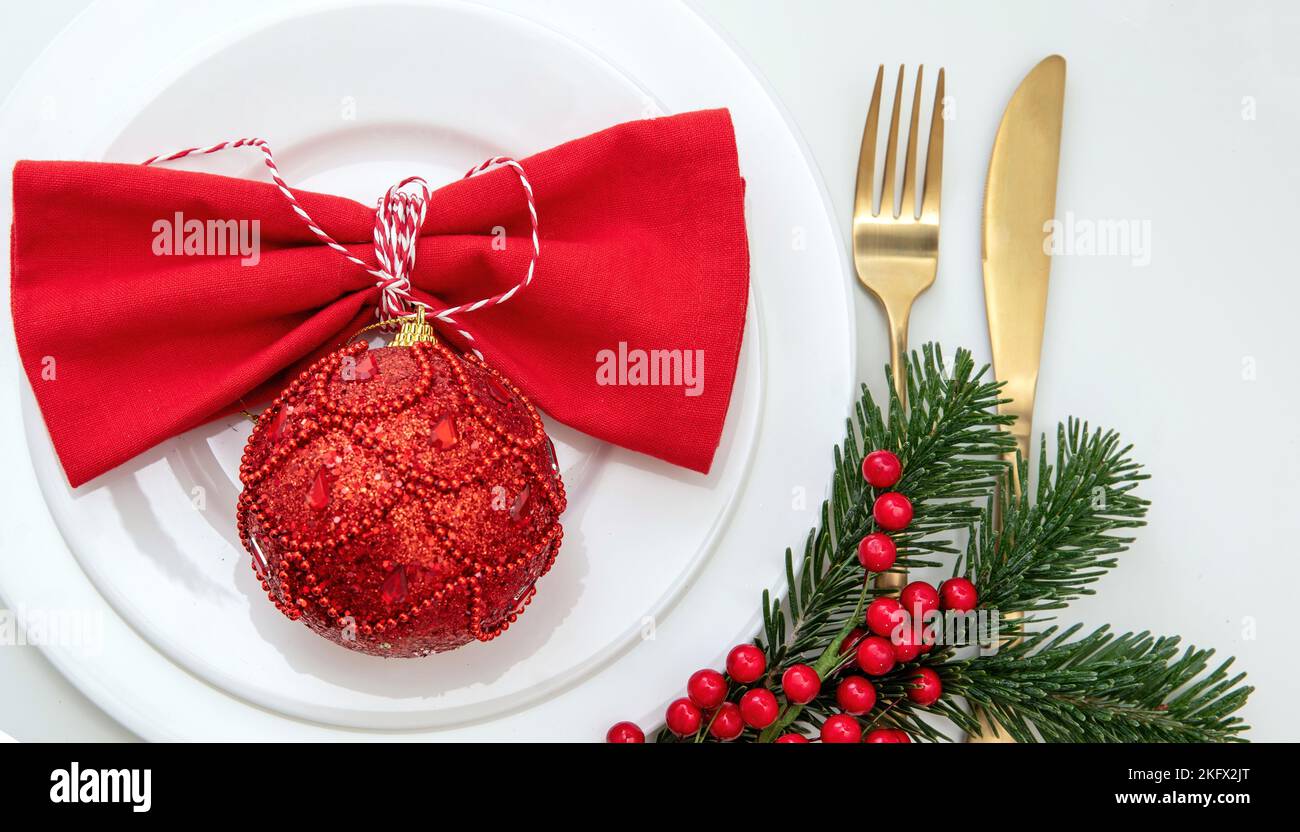 Christmas table setting, celebration dinner. Golden Cutlery and red ...