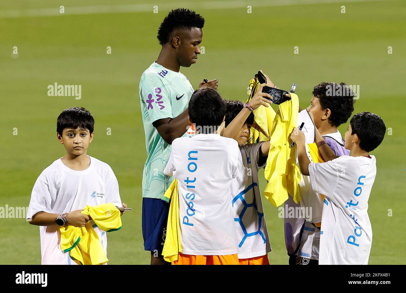 Doha, Catar. 20th Nov, 2022. Vini Junior signs autographs with children ...