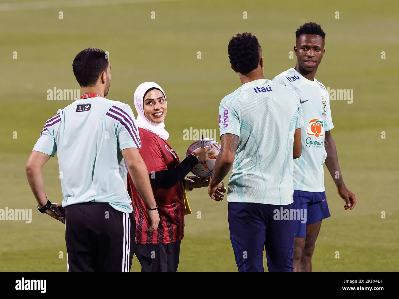 Doha, Catar. 20th Nov, 2022. Volunteer with Edson Militão and Vini ...