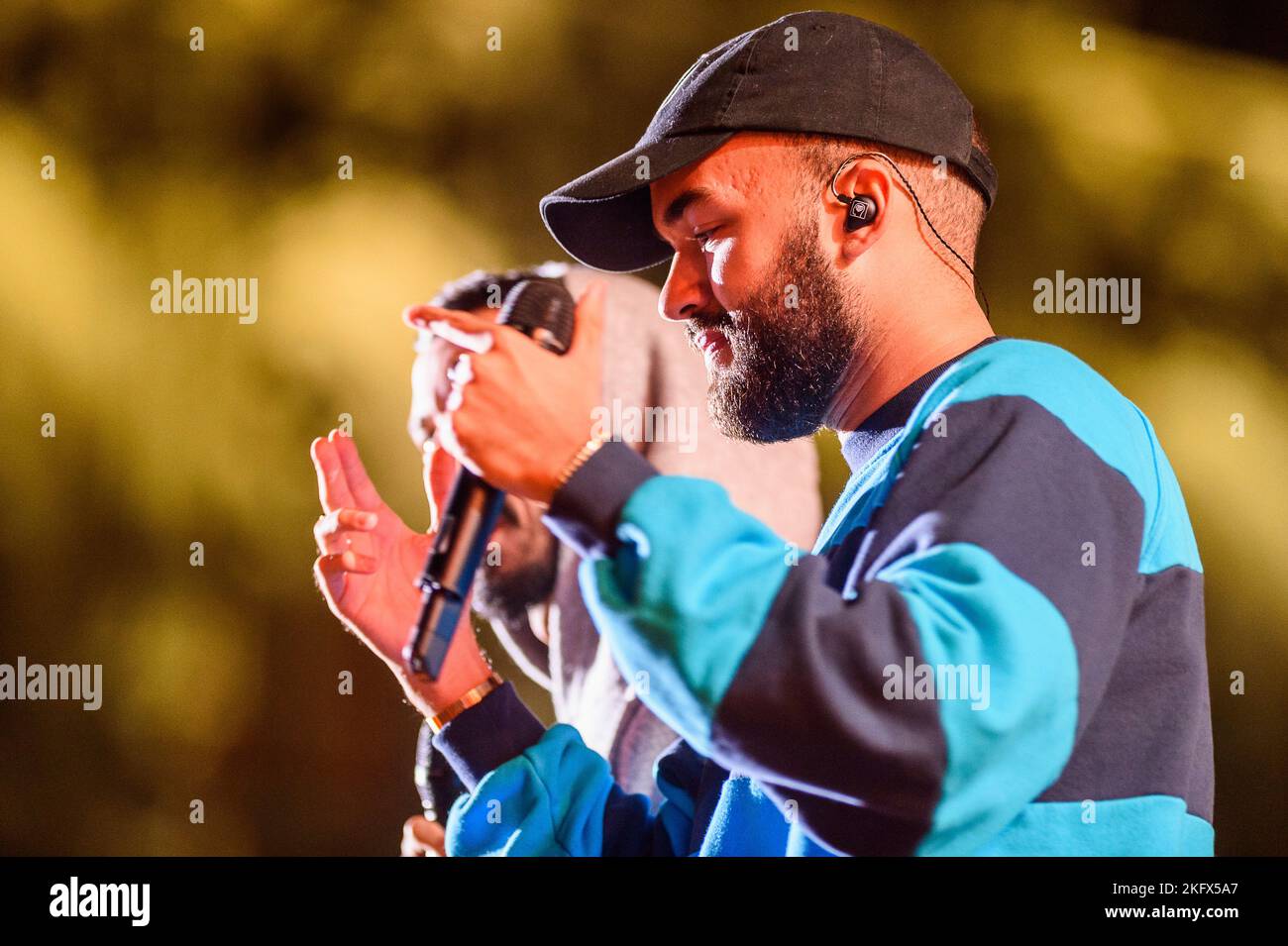 Big Flo and Oli play live on the Grand Place of Brussels for the party ...