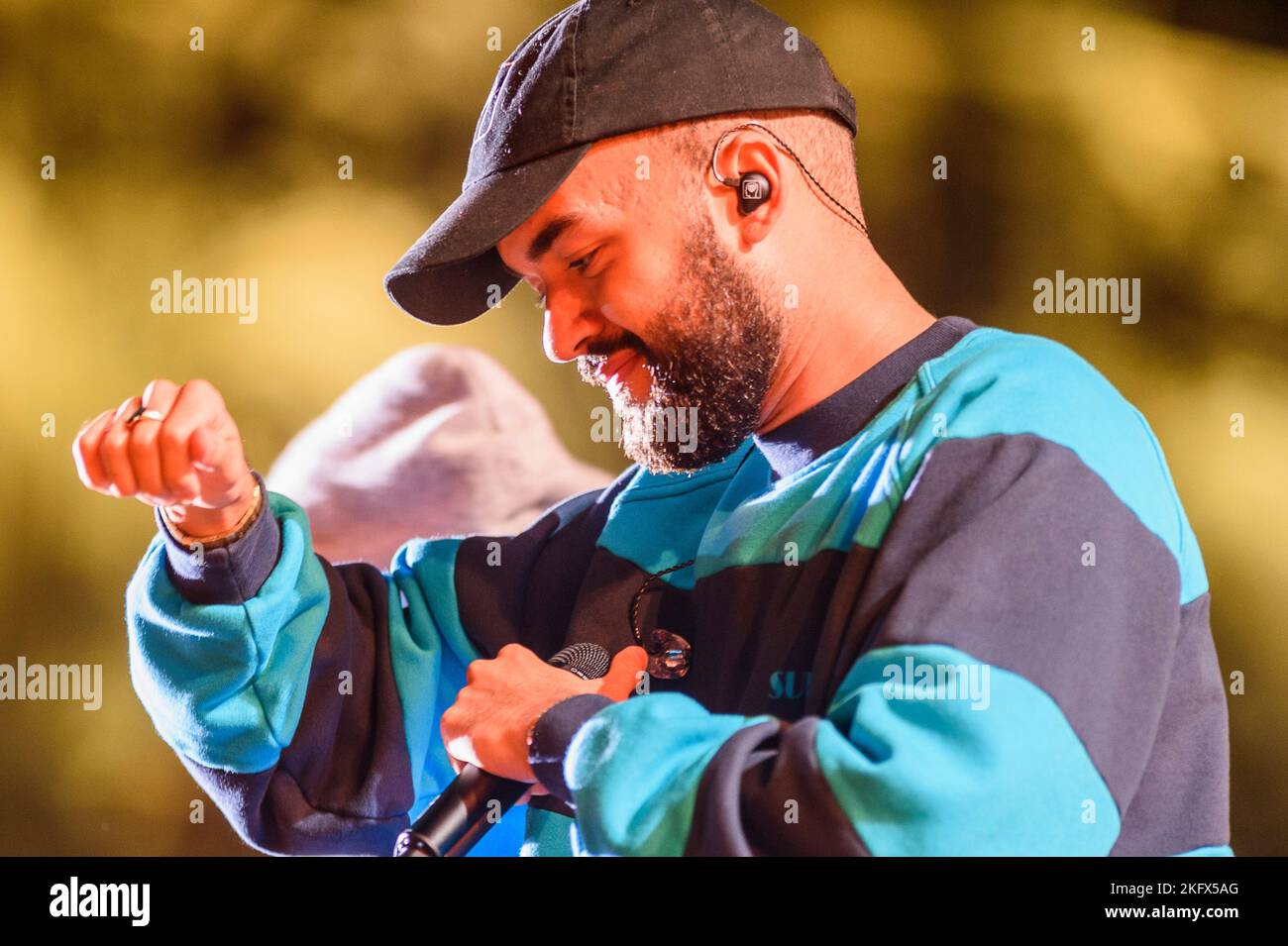 Big Flo and Oli play live on the Grand Place of Brussels for the party ...