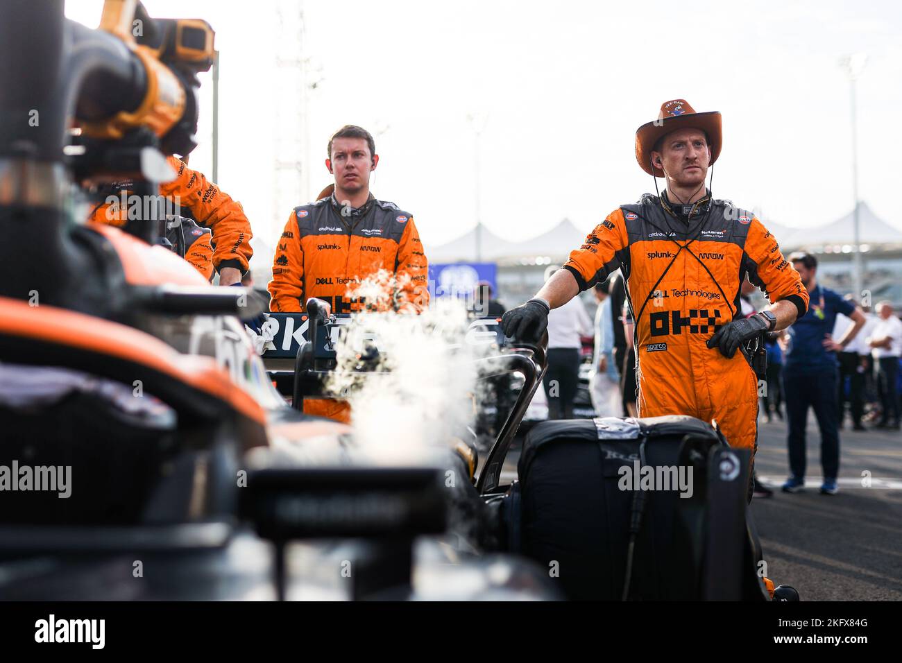 McLaren F1 Team, ambiance mechanic, mecanicien on the starting grid ...