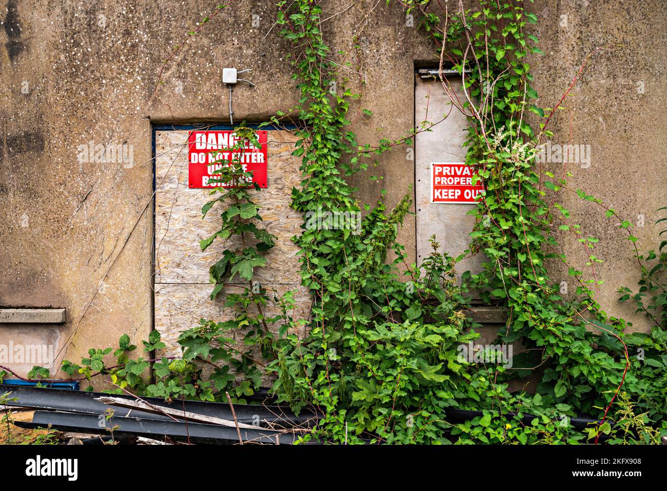 Exterior face of derelict building Stock Photo - Alamy