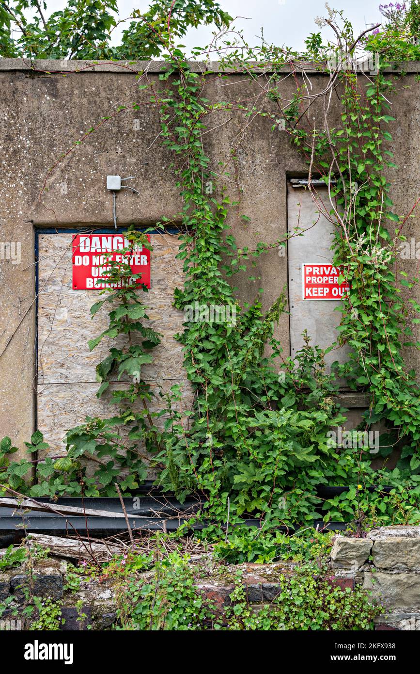 Unsafe building notice hi-res stock photography and images - Alamy