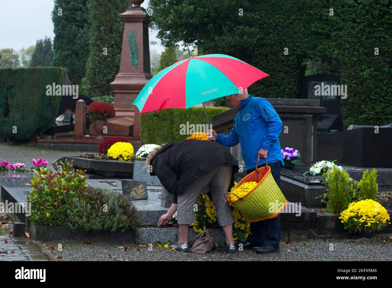 Toussaint - Cimetiere et croix - chrysantheme en souvenir des morts ...