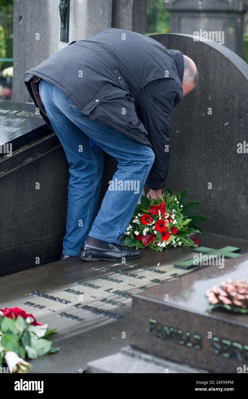 Toussaint - Cimetiere et croix - chrysantheme en souvenir des morts ...