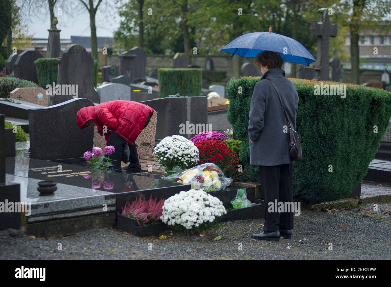 Toussaint - Cimetiere et croix - chrysantheme en souvenir des morts ...