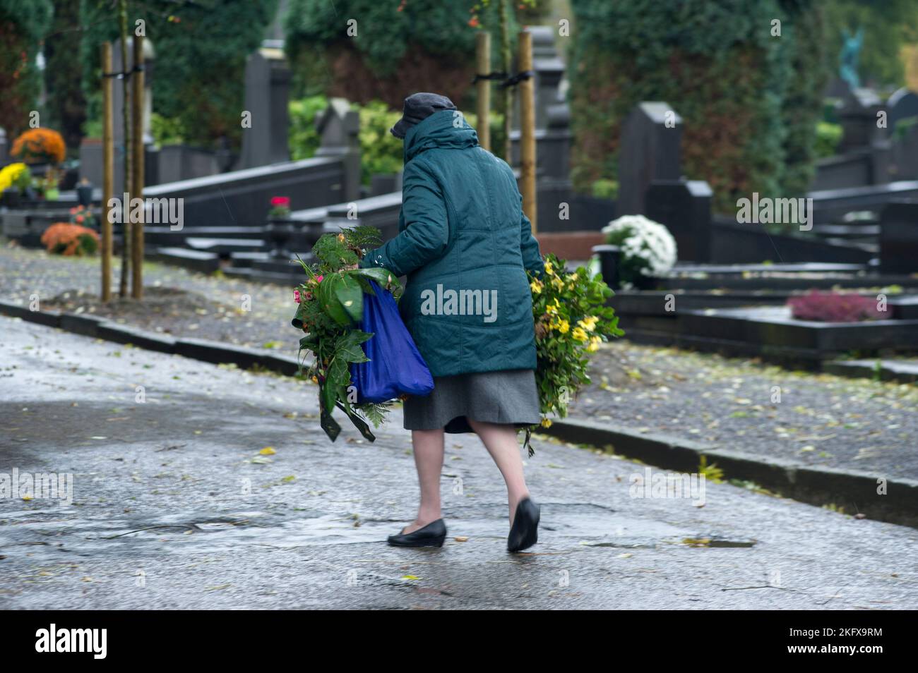 Toussaint - Cimetiere et croix - chrysantheme en souvenir des morts ...