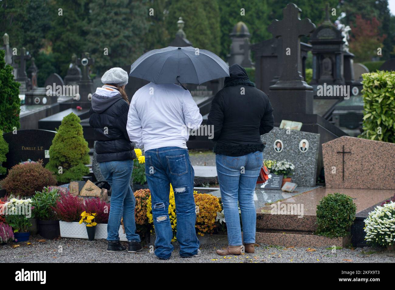 Toussaint - Cimetiere et croix - chrysantheme en souvenir des morts ...