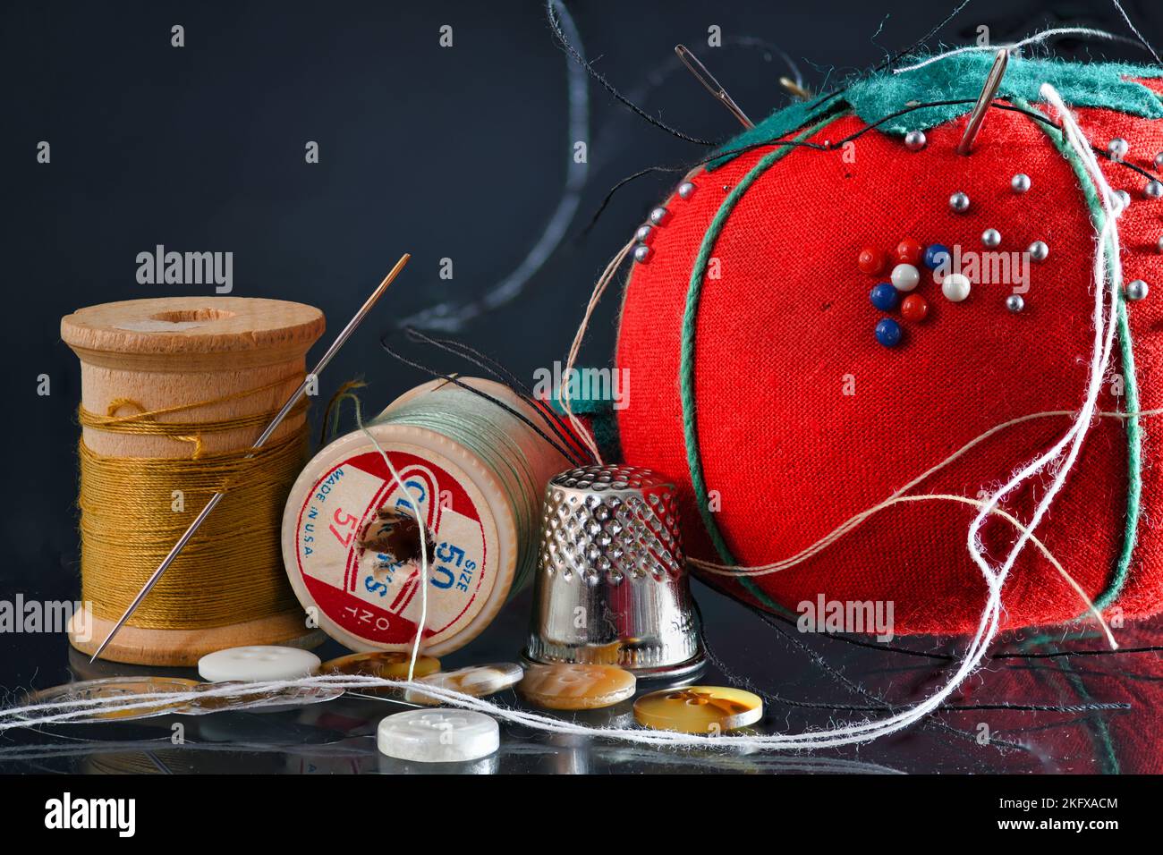 Pin Cushion, Needle and Thread Stock Photo - Alamy