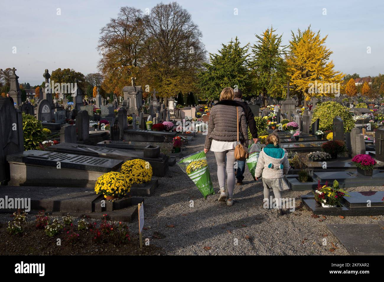 Toussaint - Cimetiere et croix - chrysantheme en souvenir des morts ...
