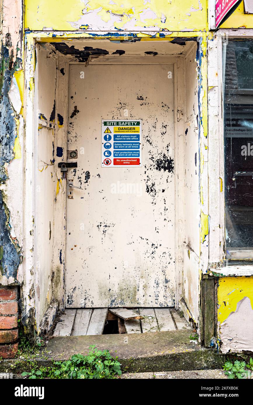 Abandoned shop front hi-res stock photography and images - Alamy