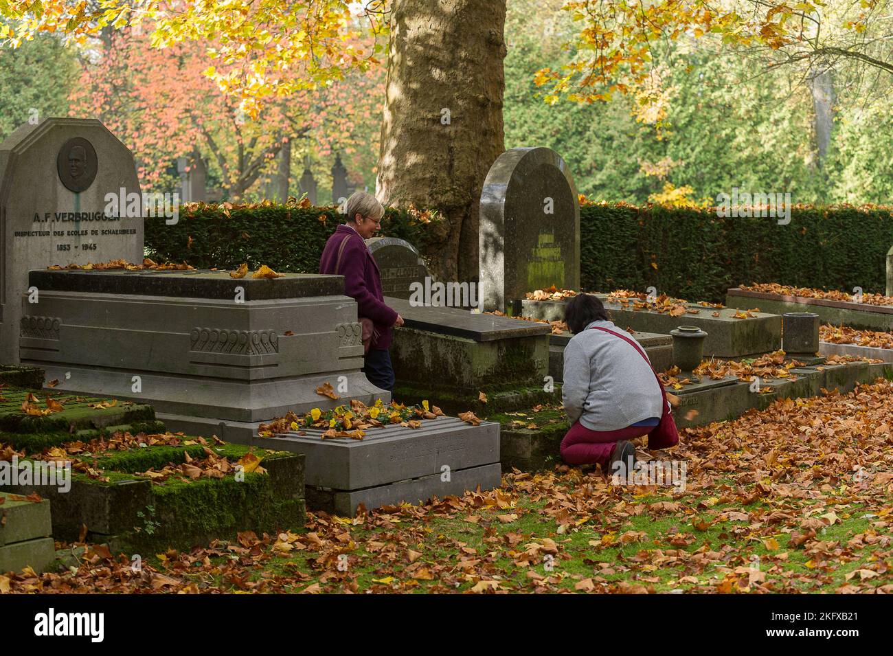 Toussaint - Cimetiere et croix - chrysantheme en souvenir des morts ...