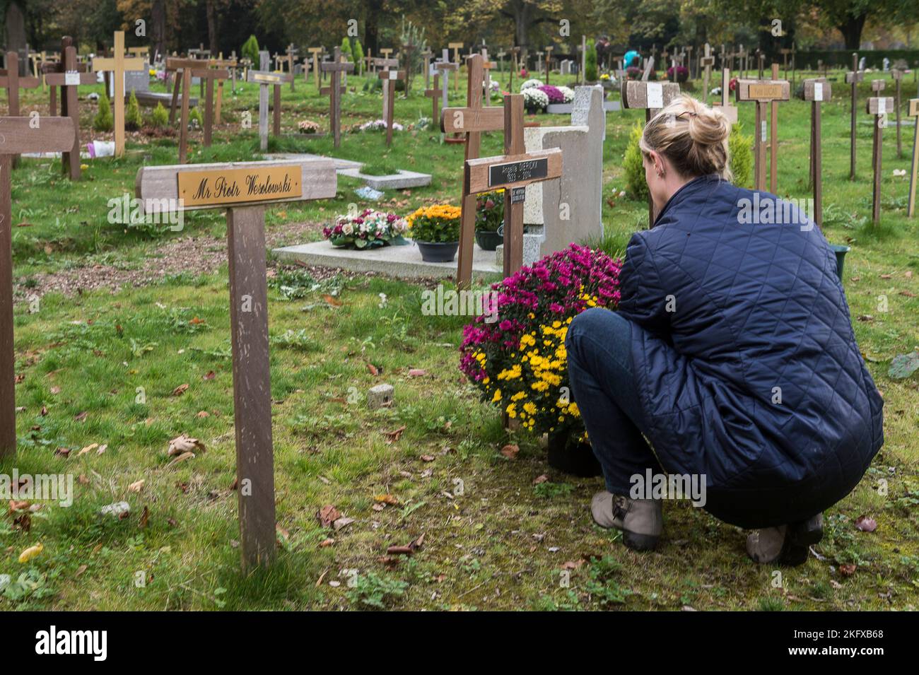 Toussaint - Cimetiere et croix - chrysantheme en souvenir des morts ...