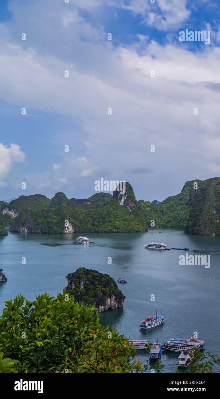 A beautiful view of the rock formations and boats in Ha Long Bay ...
