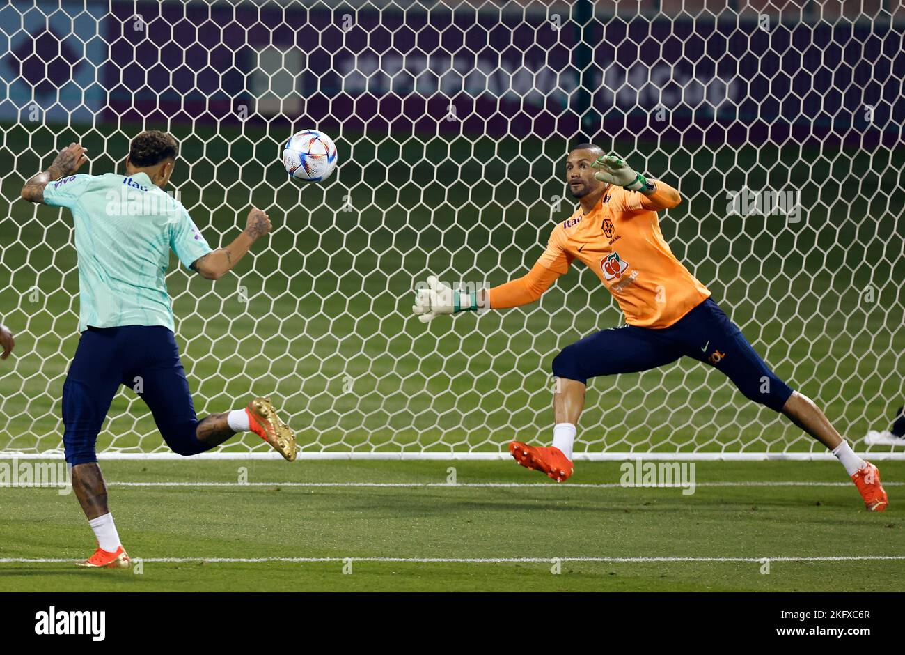 Doha, Catar. 20th Nov, 2022. Neymar Jr and Weverton Pereira da Silva ...