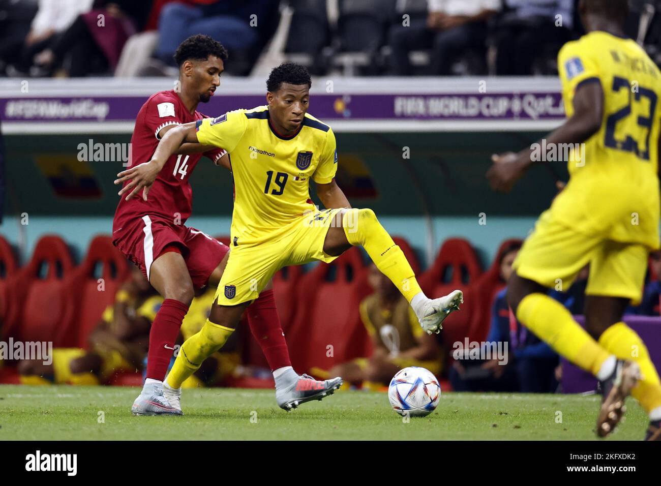 AL KHOR - (l-r) Homam Elamin of Qatar, Gonzalo Plata of Ecuador during ...