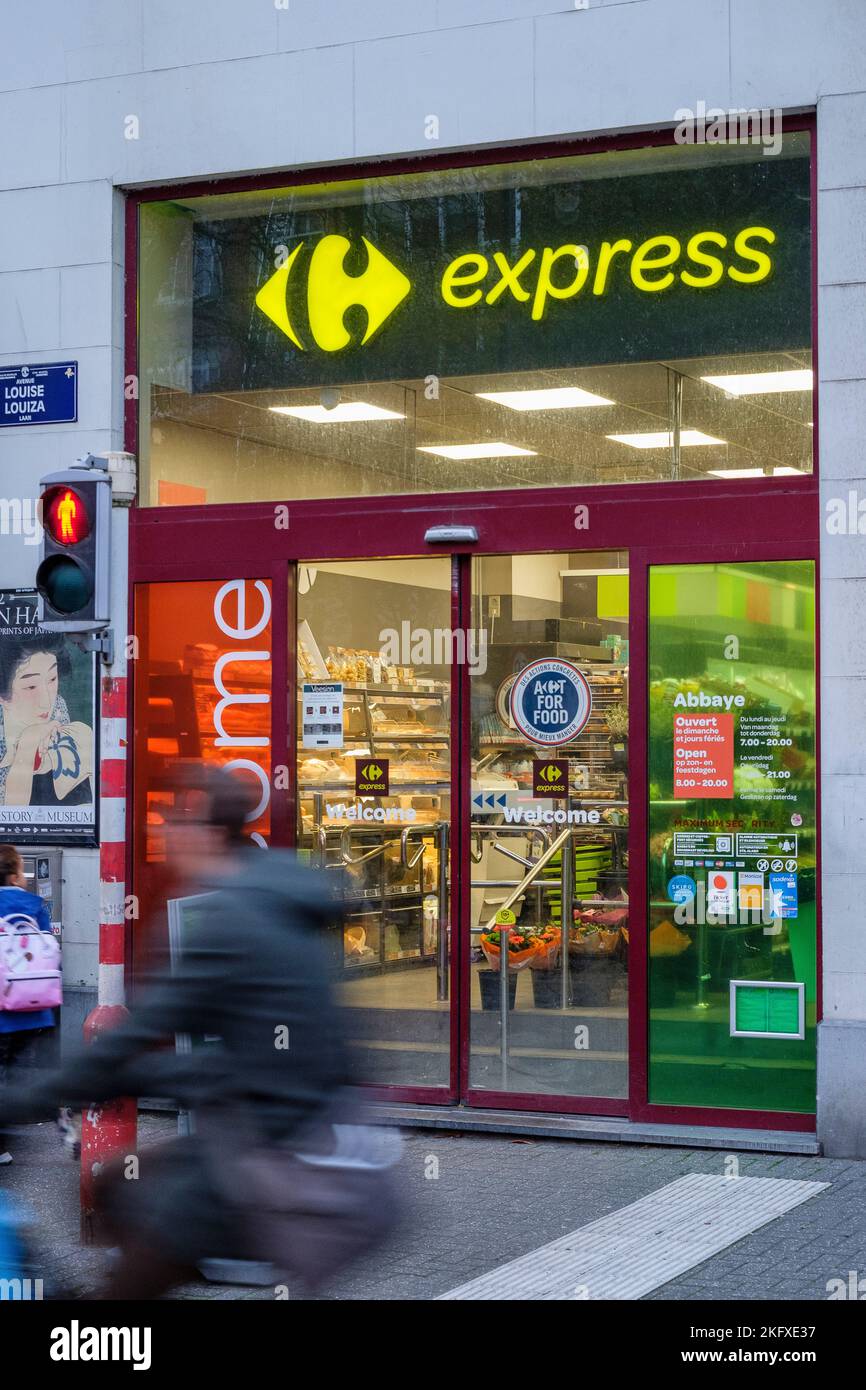 Carrefour Express sign and shop entrance | Facade d'un Carrefour ...