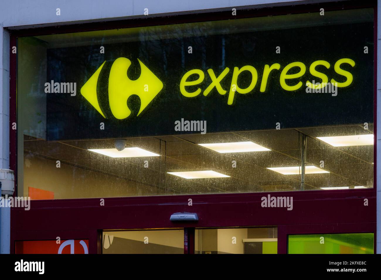 Carrefour Express sign and shop entrance | Facade d'un Carrefour ...