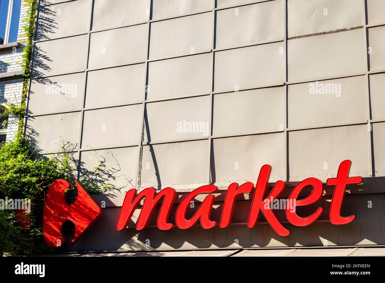 Carrefour Market sign and shop entrance | Facade d'un Carrefour Market ...