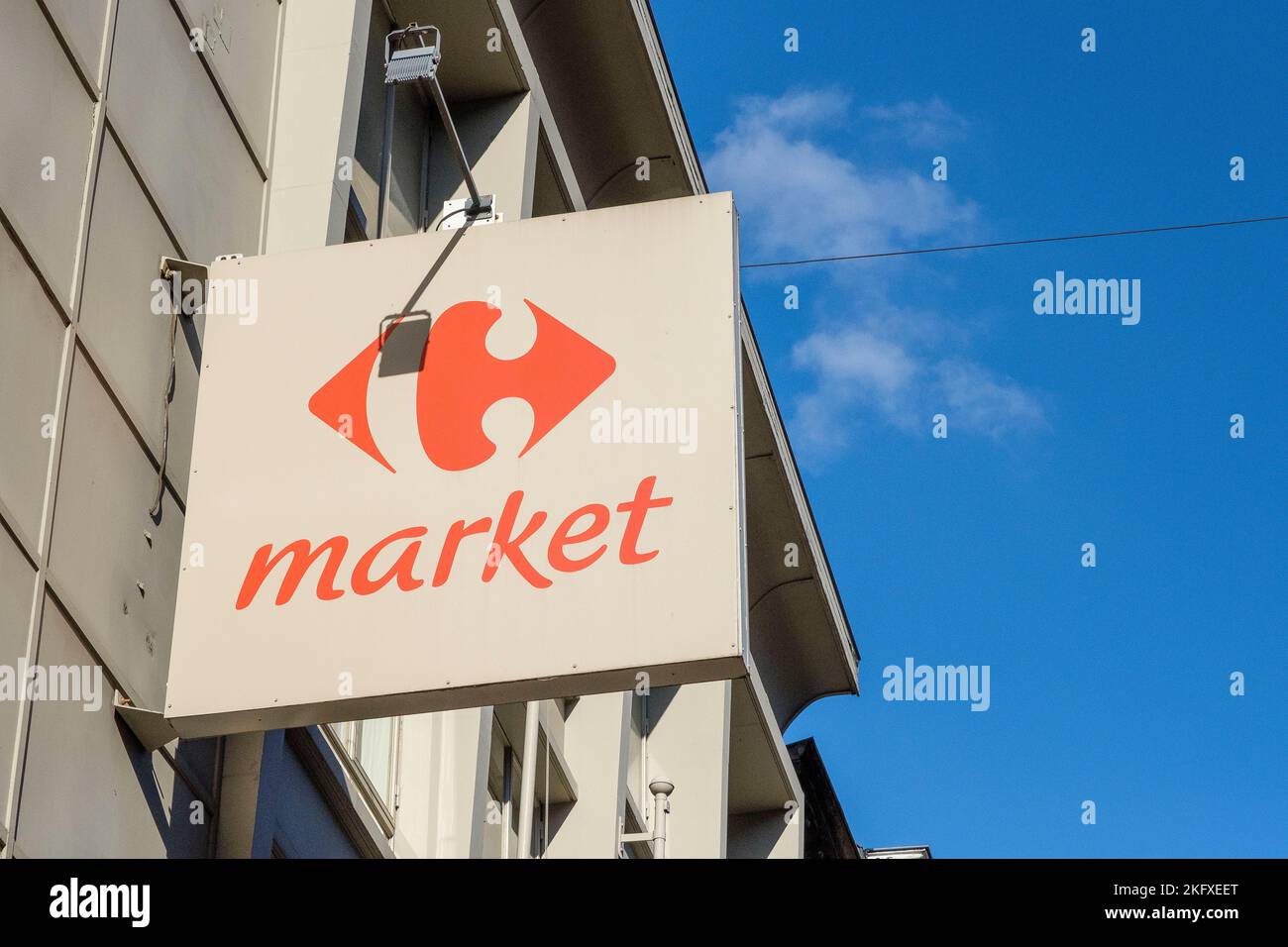 Carrefour Market sign and shop entrance | Facade d'un Carrefour Market ...