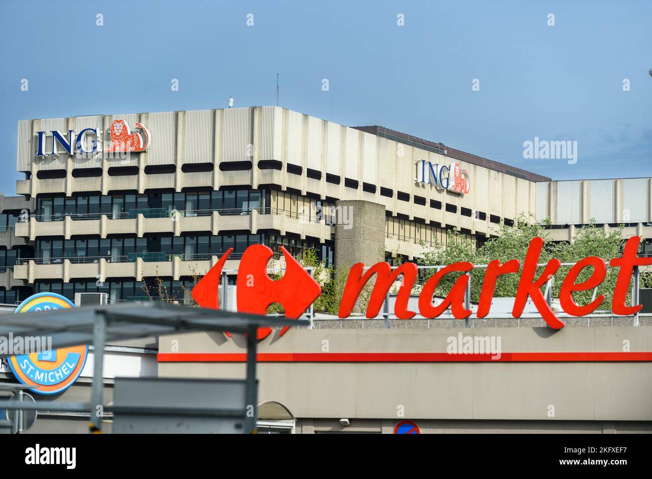 Carrefour Market sign and shop entrance | Facade d'un Carrefour Market ...
