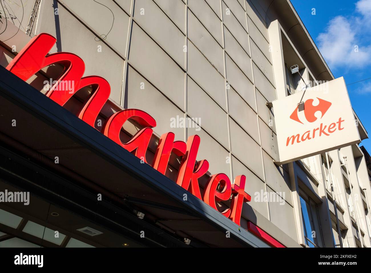 Carrefour Market sign and shop entrance | Facade d'un Carrefour Market ...