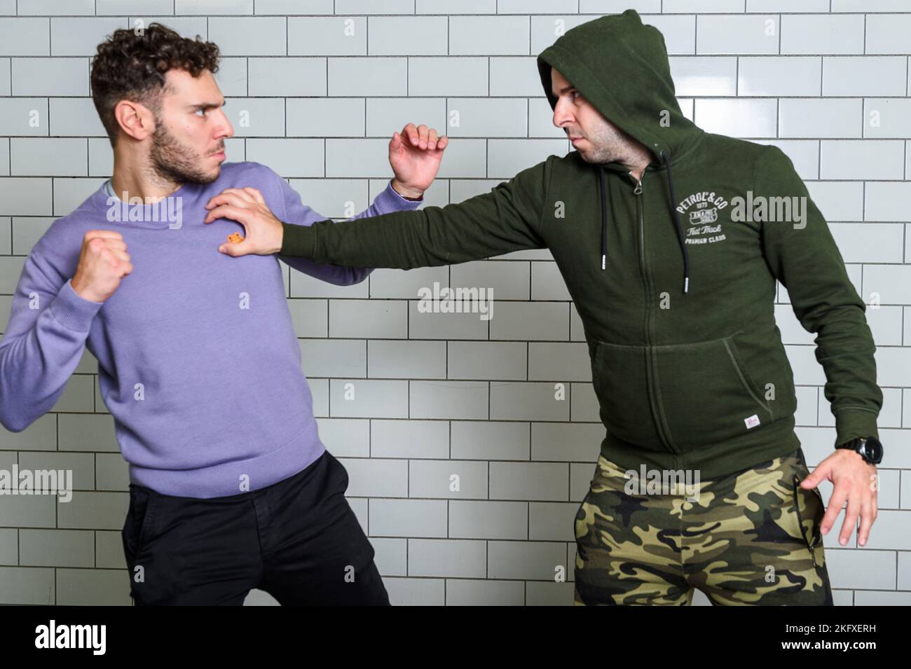 Self defence attitude to react to physical agression. | Usage de la ...