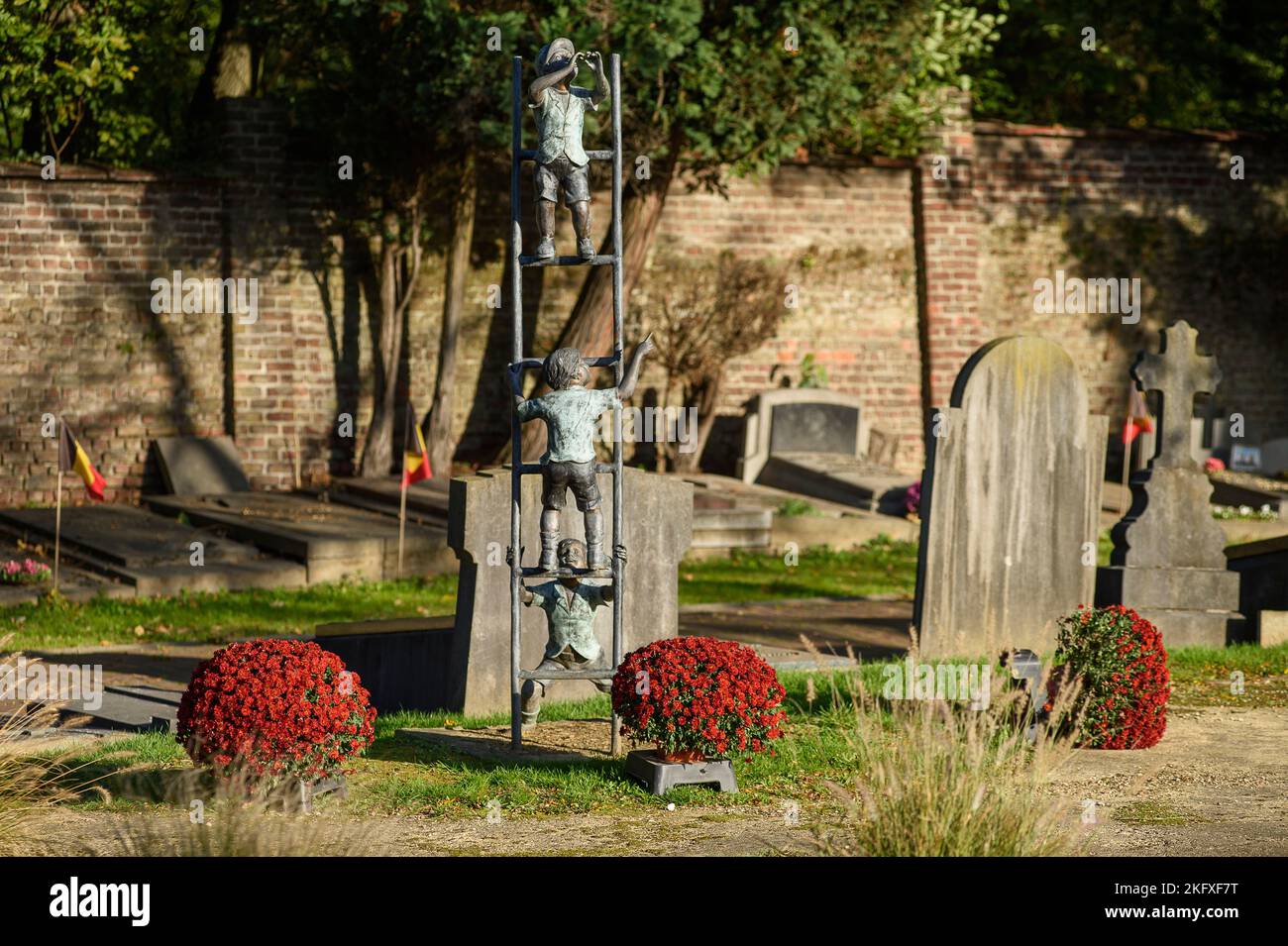 Toussaint - Cimetiere et croix - chrysantheme en souvenir des morts ...