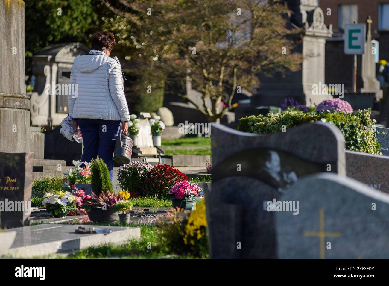 Toussaint - Cimetiere et croix - chrysantheme en souvenir des morts ...