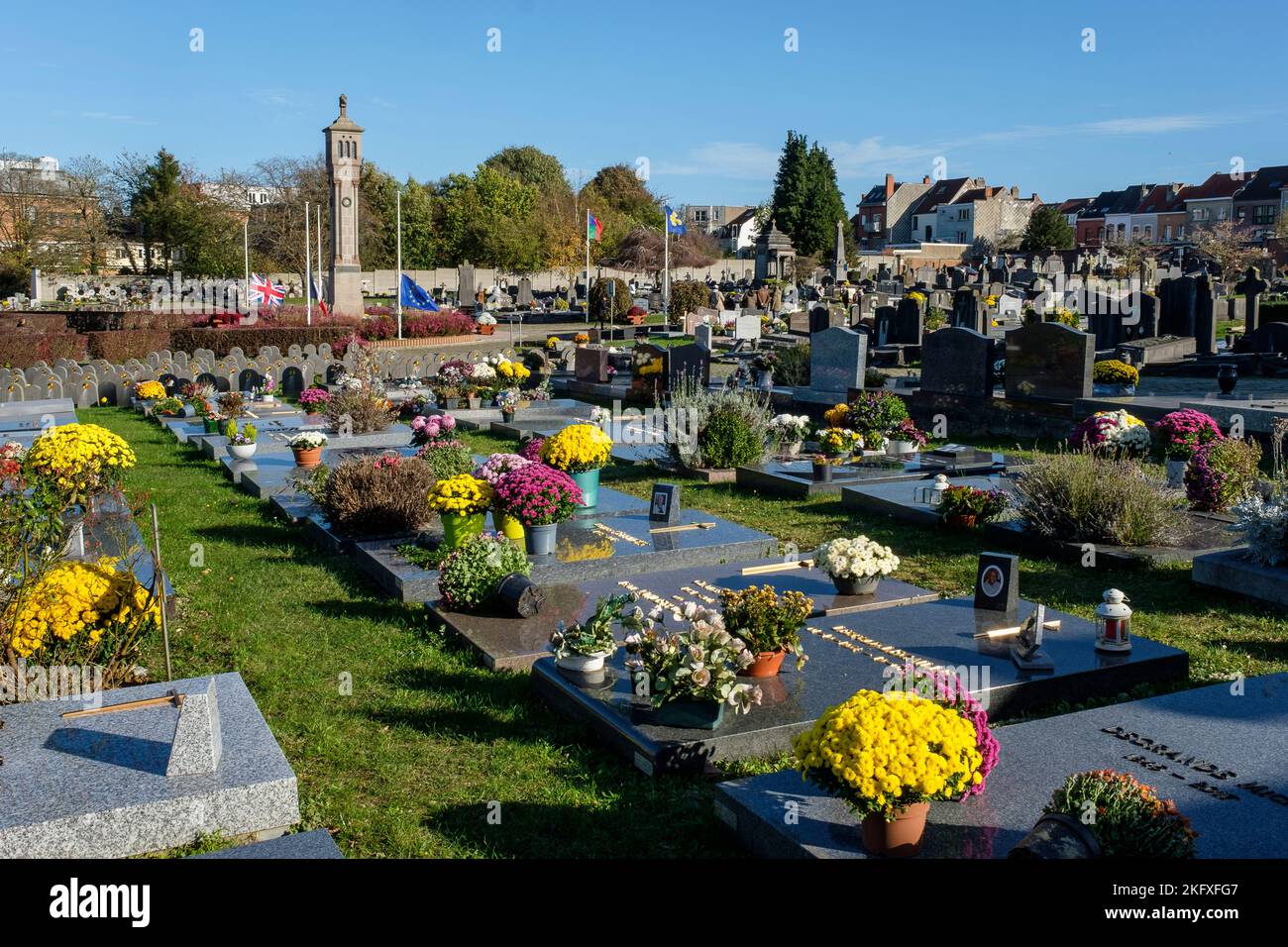 Toussaint - Cimetiere et croix - Fete des saints - Hommage aux morts ...