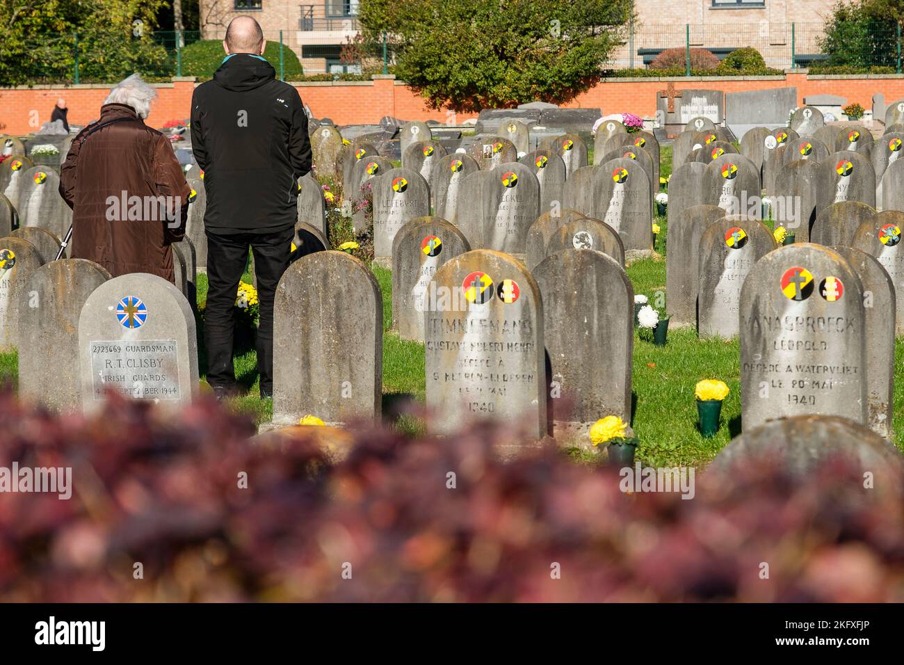Toussaint - Cimetiere et croix - Fete des saints - Hommage aux morts ...
